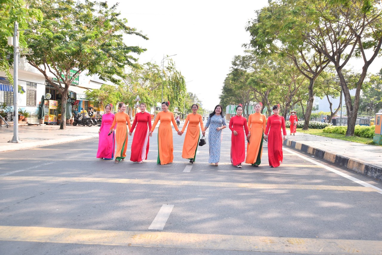 Nữ Công ty CPDV Đô Thị Bà Rịa hưởng ứng "Tuần lễ Áo dài năm" 2024 ...